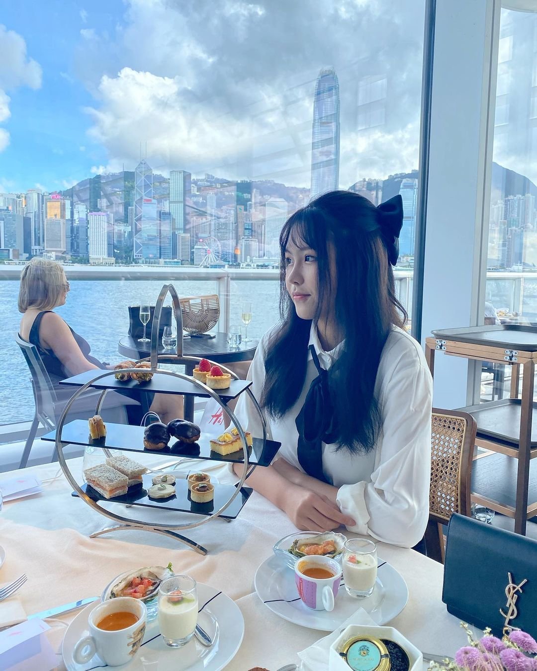 17歲落選港姐Ukei疑扮富家女 高調狂哂「A貨」LV及Hermès包包 | 網絡熱話 | SundayMore