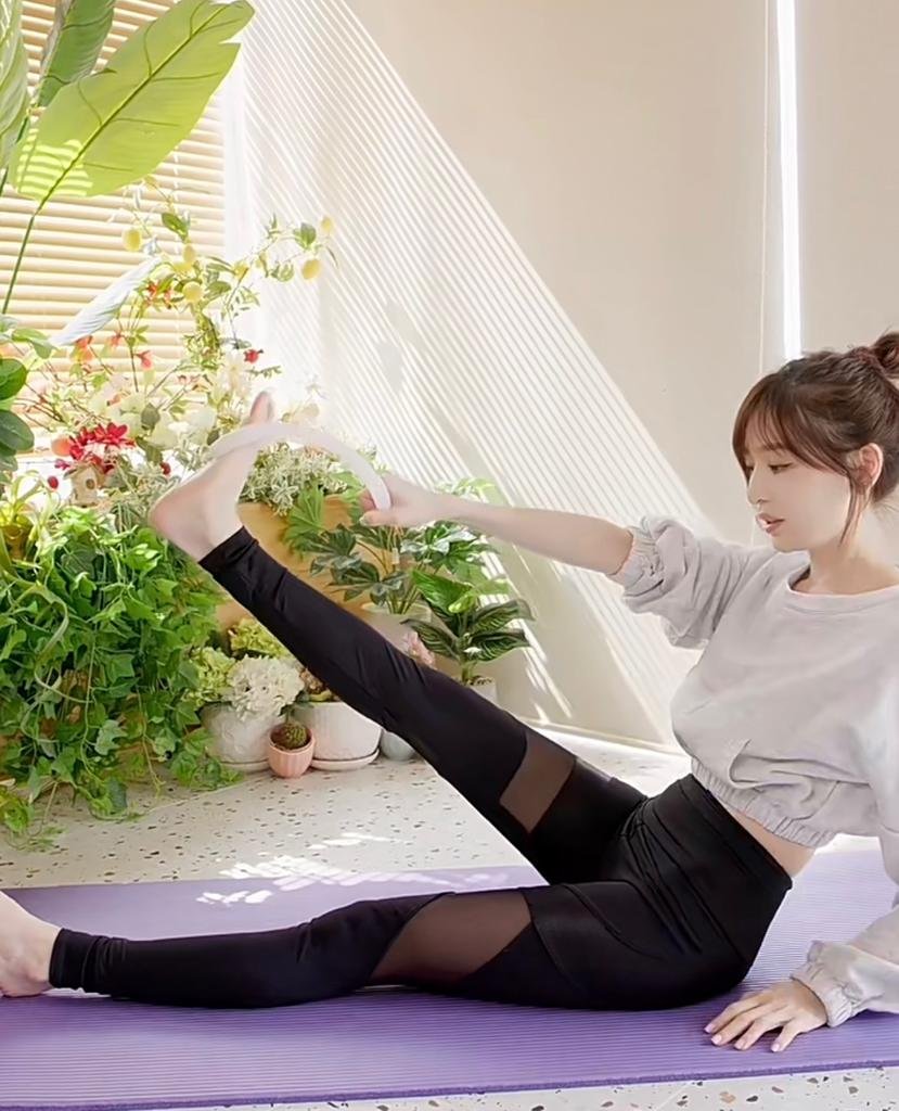 40歲王心凌出道20年靠6大瘦身法維持41kg 瑜伽環練美背、正確坐姿減肚腩