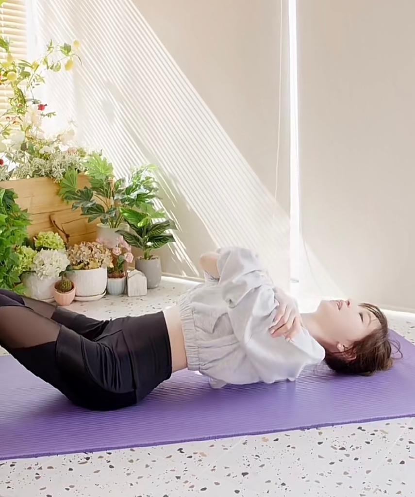 40歲王心凌出道20年靠6大瘦身法維持41kg 瑜伽環練美背、正確坐姿減肚腩